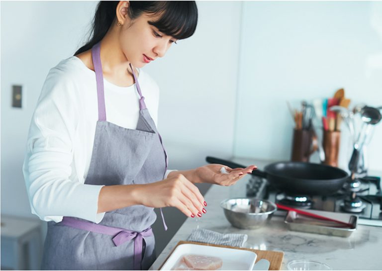 【武井咲さん×arikoさん】気軽に作れる「魚料理」3選！副菜やソースの時短テクも紹介 | VERY