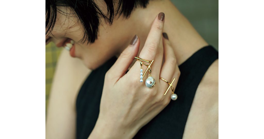 チャームでアレンジ自在！「アデュニオン」の“揺れるリング”が可愛いすぎ | VERY