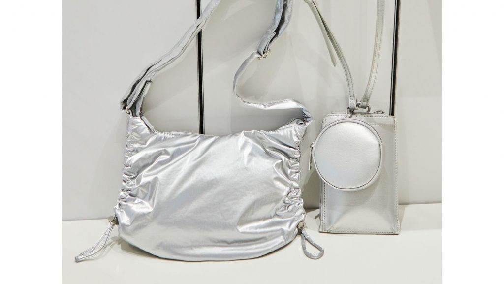 【GU】シルバーバッグが機能性も高くて優秀すぎる！ | VERY
