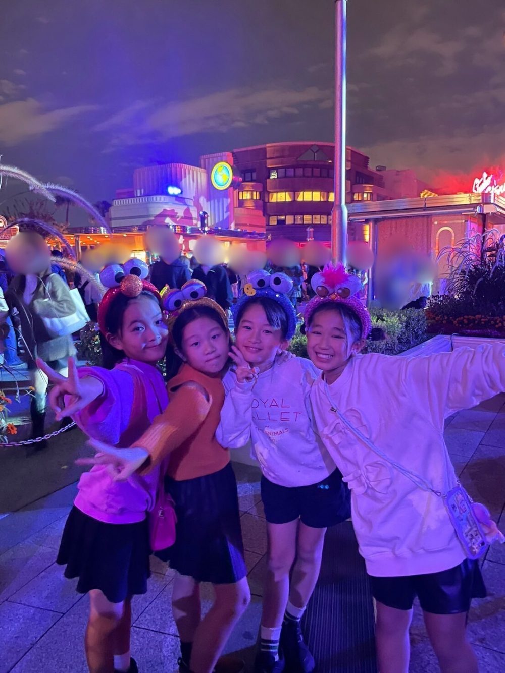 【子連れUSJ】1歳から毎年インパ！関西読者のおしゃれな「テーマパークコーデ」＆回り方 | VERY