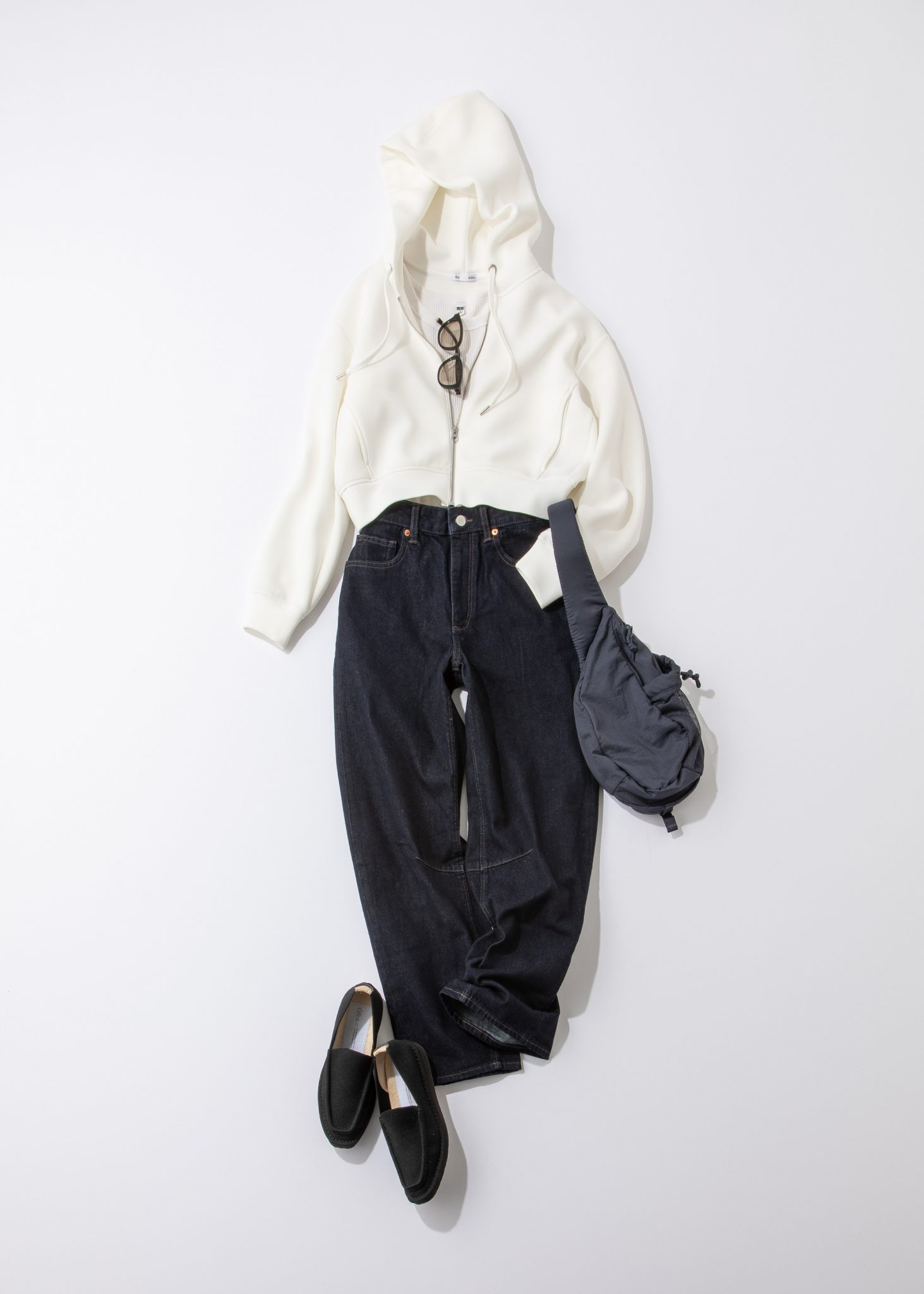 【GU】のバレルジーンズは「ネイビー」がいい！大人も穿ける旬シルエット | VERY